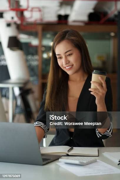 비즈니스 여성의 초상화는 커피를 들고 노트북으로 재정을 분석합니다 계정 및 재무 개념 변호사에 대한 스톡 사진 및 기타 이미지 변호사 거래자 계약서 Istock