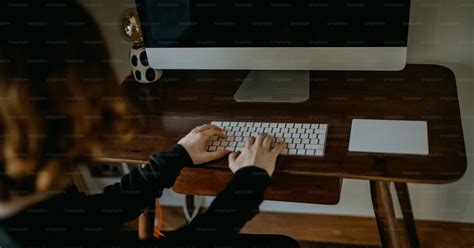 한 여자가 컴퓨터 키보드로 타이핑하고 있다 사진 Unsplash의 인터넷 이미지