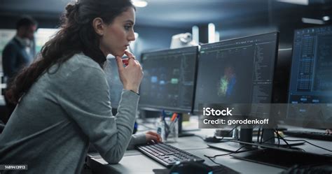 기술 사무실 환경에서 컴퓨터로 작업하는 사려 깊은 젊은 엔지니어의 초상화 블록체인 프로젝트를 위한 소프트웨어 코드를 작성하는