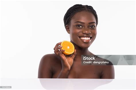 아름 다운 젊은 아프리카계 미국인 여자 흰색 배경에 고립 오렌지 과일 아프리카 소녀와 다이어트 개념입니다 공간에 복사 합니다 비웃는 다 피부 관리 스파 고 개념을 확인입니다