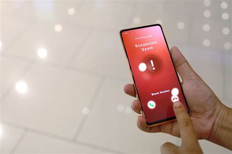 알 수 없는 발신자로부터 스마트폰으로 스팸 의심 전화를 받는 사람 자동 녹음 전화에 대한 스톡 사진 및 기타 이미지 자동 녹음 전화 개념 거절 Istock