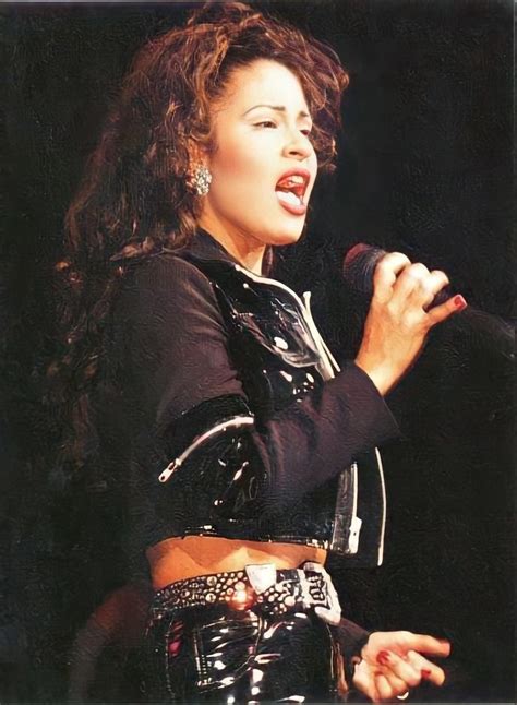 Pin By Tamela Millhollon On Selena Pics Selena Quintanilla Selena Selena Quintanilla Outfits