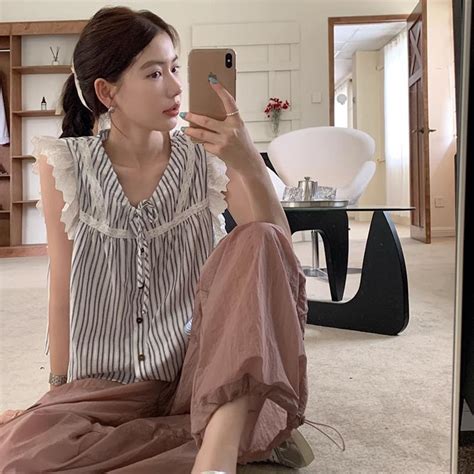 스트라이프 뷔스티에 나시 탑 민소매 서스펜더 블라우스 레이스 줄무늬 티셔츠 여름 가을 간절기 여성 여자 슬리브 레이어드 프릴 브이넥 단추 대 대 레이디 캐주얼 코디