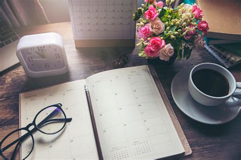 플래너 및 개념데스크톱 캘린더 2019 사무실 책상 작업 공간에 커피 장소의 컵 플래너를위한 노트북은 시간표 의제를 만들 려면 약속 및 의제 각 날짜 월과 년 2019년에