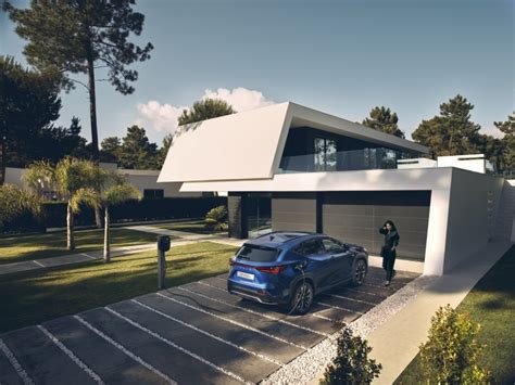 Plugged In Or Unplugged Lexus Hybrid Technology Sets The Pace