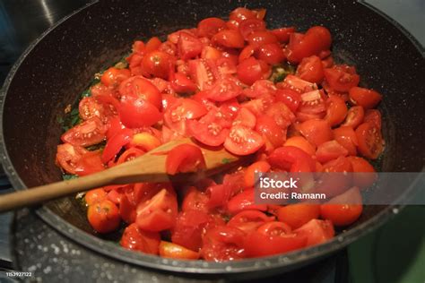 튀긴 토마토와 팬의 상세 보기 이탈리아 요리를 위한 요리 파스타를 위한 토마토 소스 체리 토마토에 대한 스톡 사진 및 기타