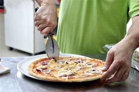 요리사 피자 남자 커터와 부엌에서 피자를 절단의 근접 촬영 손 가정 생활에 대한 스톡 사진 및 기타 이미지 가정 생활 가정 주방 가정의 방 Istock