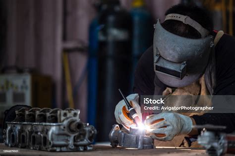 산업 용접기 노동자 금속 용접 강철은 아르곤 아크 용접기를 사용하여 공장 금속 세공 제조 및 건설 유지 보수에서 강철을 용접합니다 50 54세에 대한 스톡 사진 및 기타