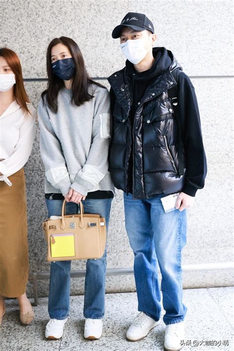 Zhang Zhilin Yuan Yongyi And His Wife Appeared At The Airport And The Two Dressed Up Casually