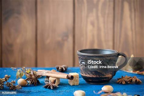 커피 향기로운 향신료 푸른 나무 테이블에 갈색 지팡이 설탕과 갈색 점토 컵 가을 분위기 10월에 대한 스톡 사진 및 기타 이미지 Istock