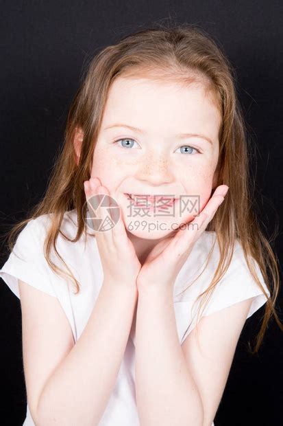 快乐的年轻女孩玩得开心笑高清图片下载 正版图片505197251 摄图网