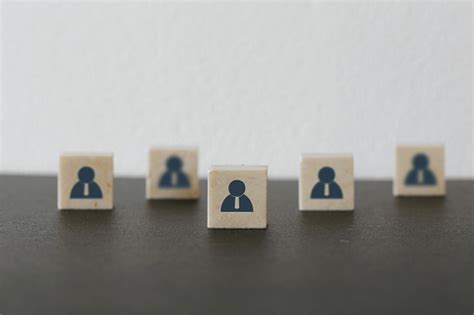 아이디어와 혁신을 선도하는 리더 군중에서 눈에 띄는 아이콘 사람들이 대리석 블록 성공적인 비즈니스 팀 리더 컨셉 선택에 대한 스톡 사진 및 기타 이미지 Istock