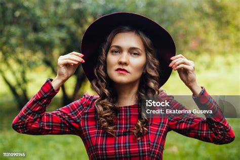 큰 챙이 있는 모자에 빨간 체크 무늬 드레스에 젊은 아름 다운 소녀 가을에 대한 스톡 사진 및 기타 이미지 가을 가장자리 갈색 머리 Istock
