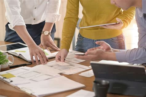 Ux Ui 개념 소프트웨어 개발자 작업으로 디지털 태블릿 및 종이로 작업하는 팀 개발자 사진 Unsplash의 브레인