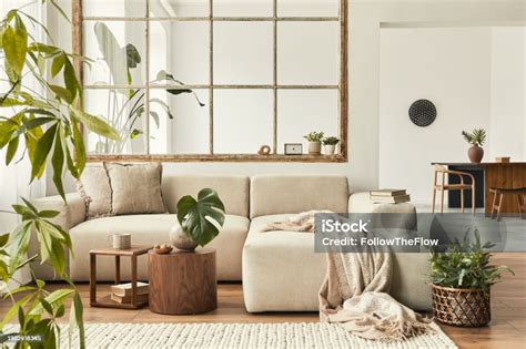 디자인 모듈식 소파 가구 목재 커피 테이블 격자 무늬 베개 열대 식물 세련된 홈 장식으로 우아한 개인 액세서리가있는 개방형