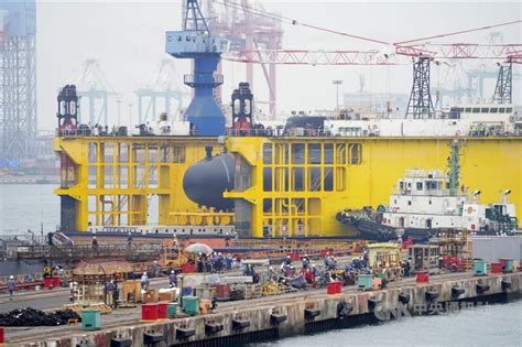 海鯤潛艦啟動移置台船小塢 艦身全都露 影 政治 中央社 Cna