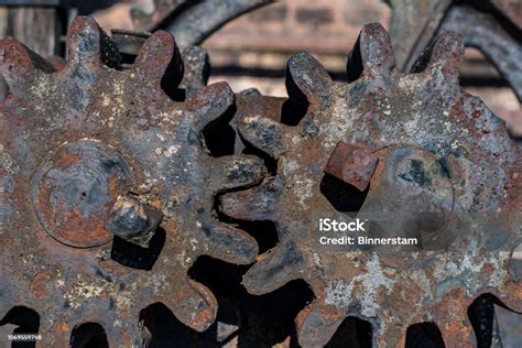 2 오래 되 고 녹슨 톱니바퀴 스웨덴에서 오래 된 제철소에서 강철에 대한 스톡 사진 및 기타 이미지 강철 고풍스런 과거 Istock