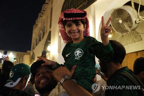 사우디아라비아 응원하는 어린 축구팬 연합뉴스
