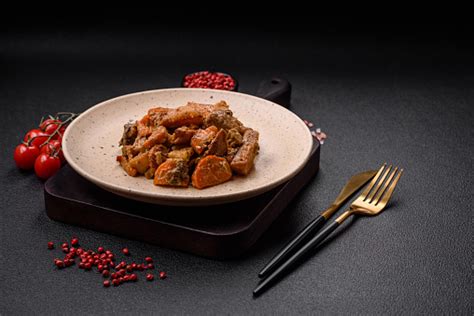 감자 쇠고기 버섯 당근 소금 향신료 및 허브의 맛있는 야채 스튜 감자 요리에 대한 스톡 사진 및 기타 이미지 감자 요리 감자튀김 건강한 식생활 Istock