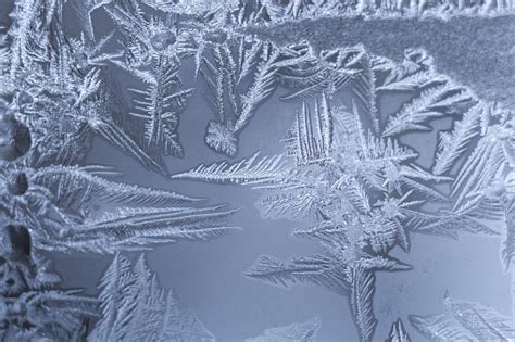 고정된 창에 비쳐 날카로운 부분과 겨울 서리가 패턴입니다 0명에 대한 스톡 사진 및 기타 이미지 0명 겨울 결정체 Istock