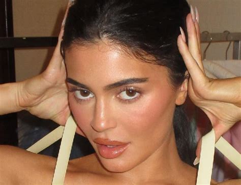 Kylie Jenner Shows Off Her Incredible Figure At Paris Fashion Week In A