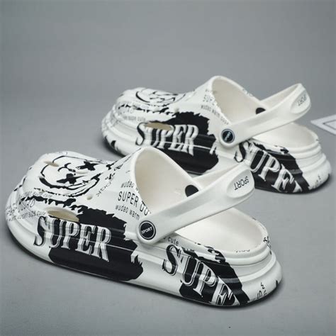 รองเท้า Croc ของผู้ชายในฤดูร้อนสวมใส่ด้านนอกรองเท้าแตะชายหาดที่สะดวกสบายรองเท้าแตะแฟชั่นพื้นหนา