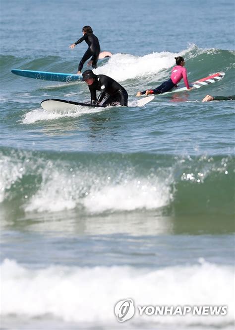 가을 파도 즐기는 서퍼들 연합뉴스