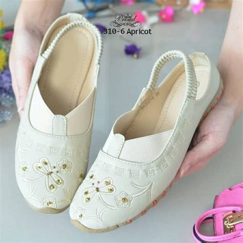 คัชชูรัดส้น พร้อมส่ง •• น่ารักแถมใส่สบายกับรองเท้าคัชชูส้นเตี้ยใส่สบาย วัสดุหนังพียูฉลุลาย ดีเทล