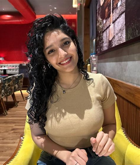 Beautiful Smile R 2busty2hide