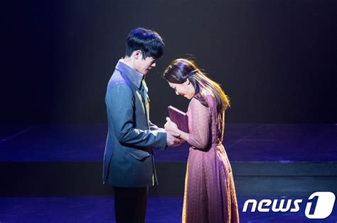 하늘 우러러 한 점 부끄럼 없는 시인 윤동주 달을 쏘다