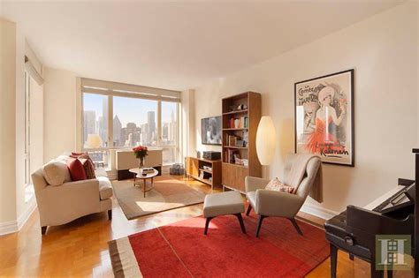 E Th St A New York Ny See Est Value Schools More