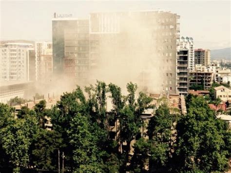 სპორტის სასახლესთან სახლი ჩამოინგრა არიან დაშავებულები