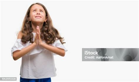 갈색 머리 히스패닉 여자 구걸 하 고 손으로 얼굴 매우 감정적이 고 걱정에 희망 식 함께 기도 용 서에 대 한 요구 종교 개념입니다 요청에 대한 스톡 사진 및 기타 이미지