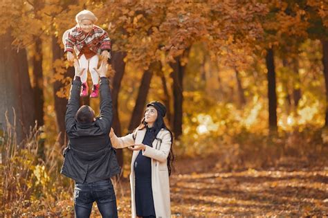 Familia Con Hija Pequeña En Un Parque De Otoño Foto Gratis