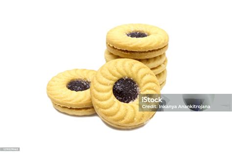 크림과 블루 베리 맛 잼 비스킷 샌드위치 버터 쿠키 바삭바삭한 맛있는 달콤한 식사와 유용한 크래커의 스택 흰색 배경에 격리되어 있습니다 소프트 포커스 0명에 대한 스톡 사진