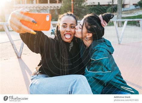 Multirassisches Lesbisches Paar Das Sich Küsst Während Es Ein Selfie Mit Dem Smartphone Im