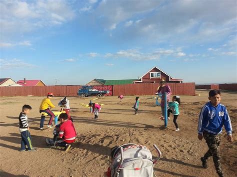 1 р багт тоглоомын талбай байгуулж байна