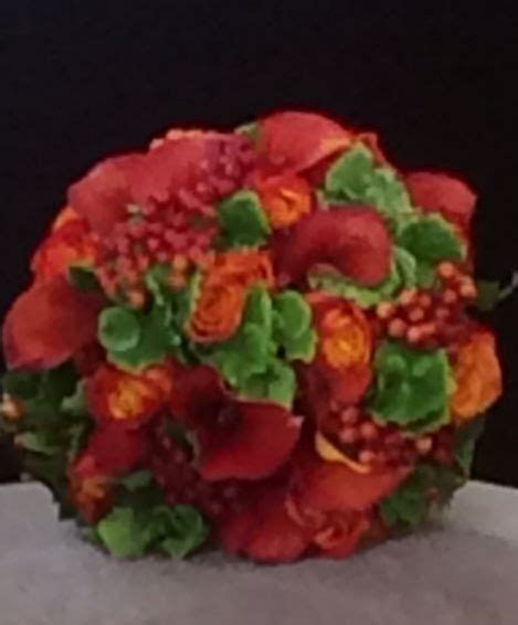 Een Boeket Van Rode En Oranje Bloemen Op Een Stuk Papier