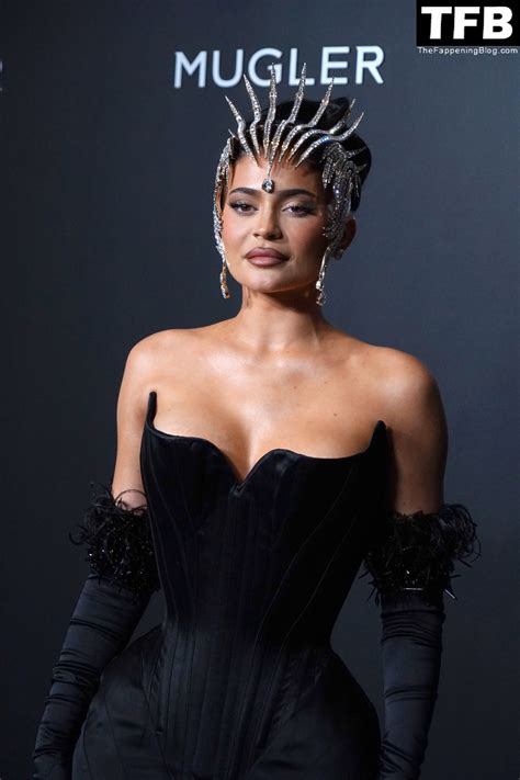 Kylie Jenner Cleavage 36 Photos Sexy E Girls