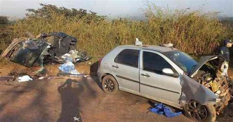 Acidente Entre Dois Carros Mata Uma Pessoa Fere 7 E Fecha Pista Da Br
