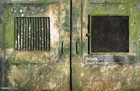 녹슨 풍화되고 더러운 금속 문 군사 벙커 또는 부서진 카키색 녹색 질감의 표면이 있는 감옥 세계 대전 시나리오 벽지 배경에서