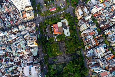 鸟瞰图胡志明现代办公大楼，公寓，居住在胡志明市中心的日落风景，胡志明是东南亚人口最多的城市。越南胡志