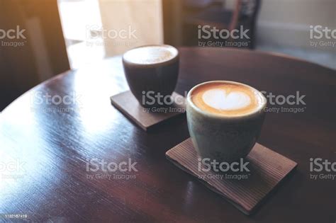 빈티지 나무 테이블에 라 떼 아트와 핫 라 떼 커피의 두 작은 컵 갈색에 대한 스톡 사진 및 기타 이미지 갈색 공예 구이 Istock