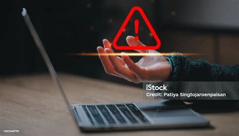 알림 오류에 대한 주의 및 해커에 의한 해킹의 위험성을 인식하기 위해 인터넷 맬웨어 바이러스가 컴퓨터 데이터를 파괴하고 있습니다 손상된 정보 악성 소프트웨어 인터넷에 대한
