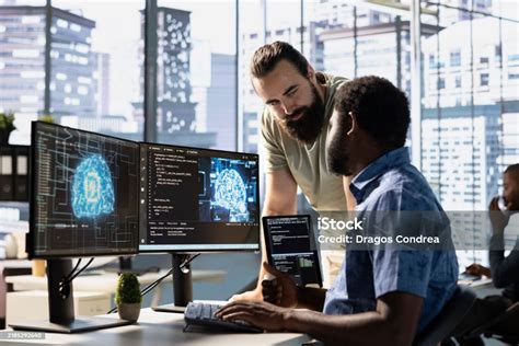 Ai 코드를 확인하고 브레인스토밍을 하는 컴퓨터 과학자 팀 2명에 대한 스톡 사진 및 기타 이미지 2명 It 지원 관리자 Istock