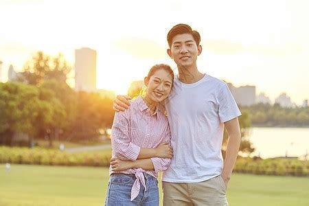 亲密情侣高清图片下载 正版图片501173517 摄图网