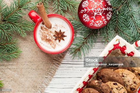 흰색 나무 테이블에 크리스마스 장식과 쿠키 상자와 낯 짝에 술 이나 칵테일 에그노그에 대한 스톡 사진 및 기타 이미지 에그노그 크리스마스 겨울 Istock