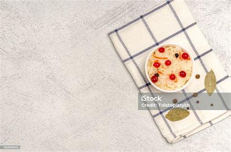 밝은 회색 배경에 흰색 그릇에 당근과 크랜베리와 집에서 만든 발효 소금에 절인 양배추 공간을 복사합니다 0명에 대한 스톡 사진 및 기타 이미지 Istock