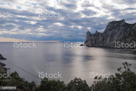 잔잔한 바다를 배경으로 한 산의 돌길 석양의 바위와 나무 푸른 하늘 저녁 휴식 휴식 명상 배경 화면 및 화면 보호기 0명에 대한 스톡 사진 및 기타 이미지 Istock