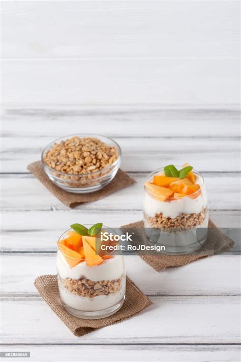 아름 다운 안경 흰색 나무 바탕에 신선한 익은 과일 조각에에서 크림 사소한 일 감 건강 한 채식 음식입니다 맛 있는 디저트